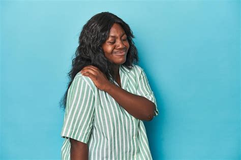 Premium Photo Young African American Curvy Woman Having A Shoulder Pain