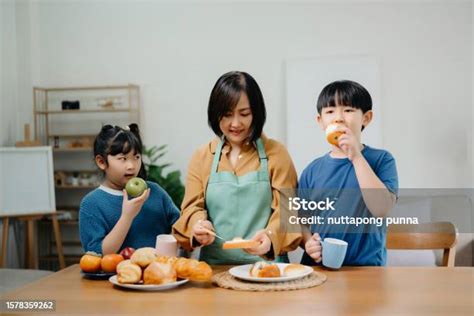 행복한 아시아 가족 아버지와 어머니 어린 유아 아시아 소년 딸 아이는 반죽 굽기 쿠키와 케이크 재료와 함께 요리를 즐긴다 10 11세에 대한 스톡 사진 및 기타 이미지