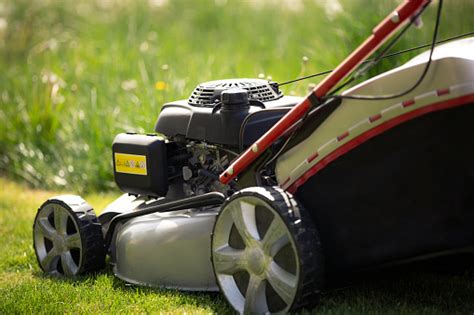 잔디밭에 잔디 깎는 기계를 가까이 정원에서 잔디를 절단 하기위한 준비 원예 개념 디자인에 대한 스톡 사진 및 기타 이미지 디자인 사진 이미지 서비스 Istock