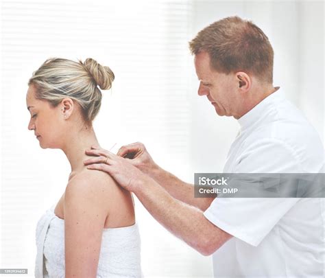 침술 세션 중에 바늘을 등에 삽입하는 한 청녀 치료를 위한 대체 요법을 받는 환자 건강 진단에 대한 스톡 사진 및 기타 이미지
