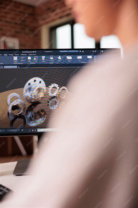 산업 생산을 위한 엔진 터빈과 기어를 만들기 위해 기술 소프트웨어를 사용하여 산업 제품을 제조하는 여성 캐드 엔지니어