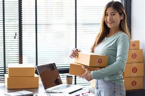 사무실에서 소규모 창업 사업을 운영하는 여성은 배송용 물품을 포장하고 준비하기 위해 노트북과 상자를 만들고 있습니다 20 24세에 대한 스톡 사진 및 기타 이미지 Istock