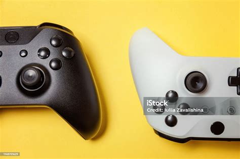 흰색 및 검은색 노란색 배경에 두 개의 조이스틱 컴퓨터 게임 경쟁 비디오 게임 제어 대결 개념 Brand Name Video Game에 대한 스톡 사진 및 기타 이미지