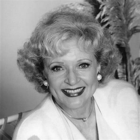 Betty White Statue At Elaine Stetler Blog