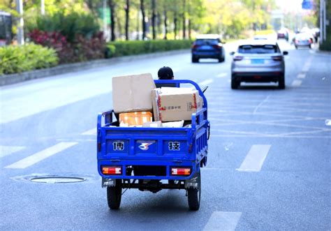 国家邮政局：2021年全国快递业务量完成1083亿件 电商派