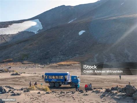 무트노프스키 화산으로 가는 화산 암석 길 캄차카 반도 러시아 4x4 자동차에 대한 스톡 사진 및 기타 이미지 4x4 자동차 가을 경관 Istock