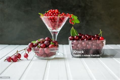 신선한 딸기 빨간 건포도 구스 베리 부엌 나무 테이블에 유리 접시에 체리 0명에 대한 스톡 사진 및 기타 이미지 0명 개체 그룹 건강한 생활방식 Istock