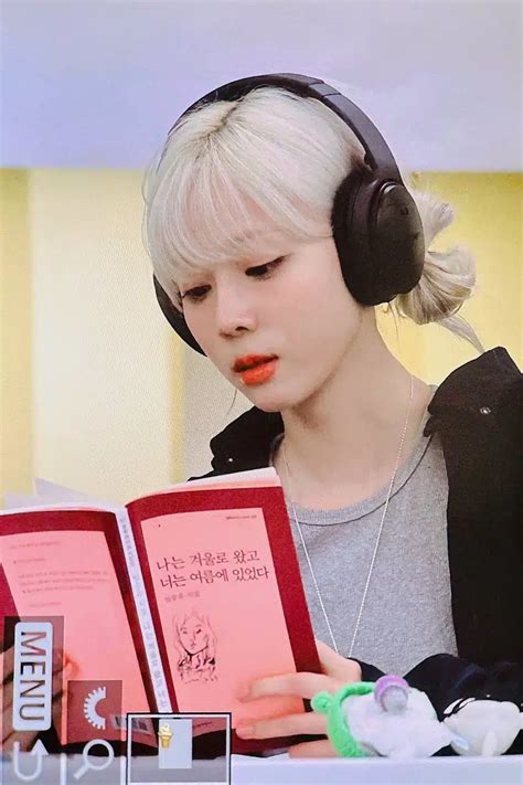 책 읽는 모습이 지적인 윈터 팬플러스 커뮤니티