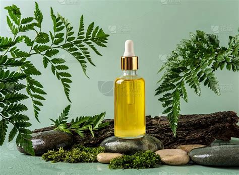 瓶子与分配器在石讲台和柔和的背景。化妆品容器模型与地方的文字。天然护肤美容产品概念。素材 花瓣网