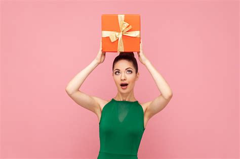 놀란 놀란 여자는 머리 위로 빨간 선물 상자를 들고 흥분하고 서 있습니다 20 24세에 대한 스톡 사진 및 기타 이미지 20 24세 경외감 공휴일 Istock