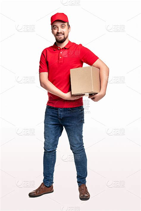 友好的快递员带着包裹