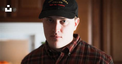 검은 모자를 쓴 검은 색과 빨간색 격자 무늬 버튼 업 셔츠를 입은 남자 사진 Unsplash의 무료 진지한 얼굴 이미지