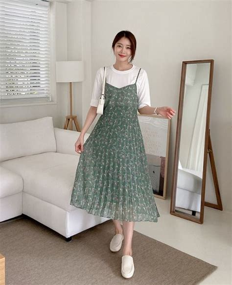 여성스럽고 캐주얼한 무드를 동시에 선사하는 뷔스티에 원피스에요 플라워 패턴과 아코디언 주름이 톡톡한 포인트가 되며 레이어드하는 아이템에 따라 같은 옷 다른 느낌