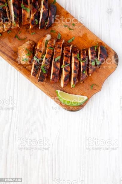 흰색 나무 테이블에 소박한 나무 보드에 구운 Chipotle 닭 가슴살 상단 보기 평면 누워 오버 헤드 위에서 공간을 복사합니다 0명에 대한 스톡 사진 및 기타 이미지