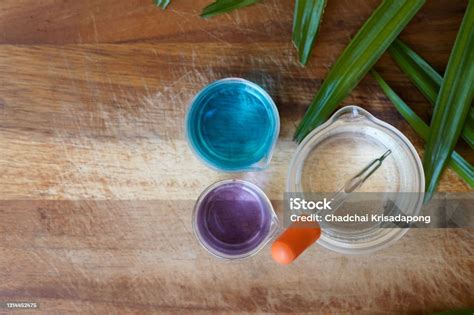 나무 배경에 뷰티 케어를위한 화학 물질 황산염 액체 0명에 대한 스톡 사진 및 기타 이미지 Istock