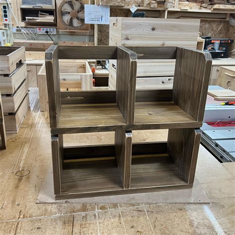 빈티지한 매력의 2단 책꽂이 2개입니다 다크월넛 색상의 카인드샵 나무로 만드는 상자 입니다