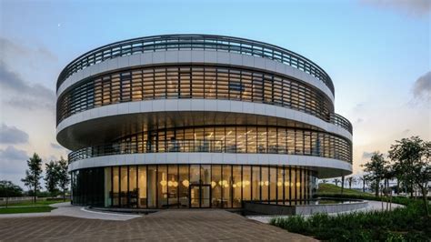 Overlapping Discs Contain Offices For Israeli Underwear Manufacturer