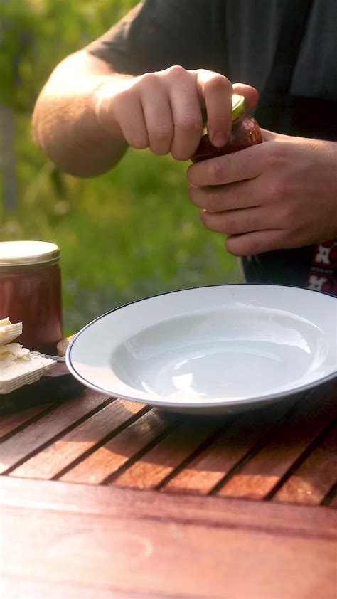 Медовик 🥞🍯 с вишни За блатове 3 яйца 100г масло 150г мед 200г захар 2 ч л 10г сода