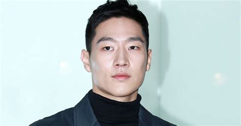 스티브 깍은듯한 조각 미모