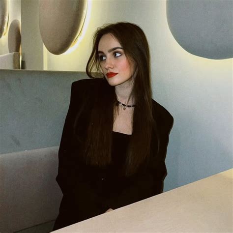 julia 19🥷 glossyth threads say more