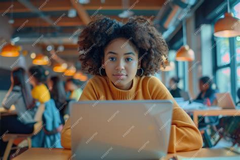 Premium Photo Summarizing Online Article At Modern Classroom Female