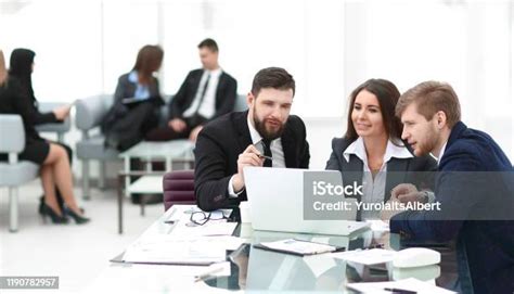 성공적인 비즈니스 팀은 랩톱을 사용하여 작업을 계획합니다 개념에 대한 스톡 사진 및 기타 이미지 개념 개선 검색 Istock