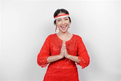 Premium Photo A Friendly Indonesian Woman Is Wearing Red Kebaya