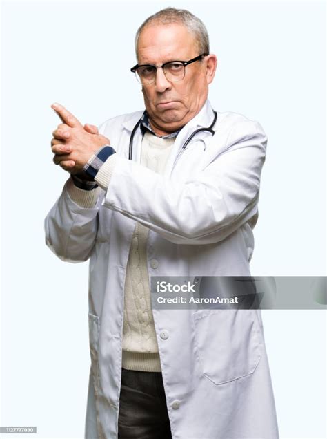 잘생긴 수석 의사 남자 손 제스처와 상징적 총을 들고 의료 코트를 입고 살인 촬영 무기를 재생 화난 얼굴 가리키기에 대한 스톡 사진 및 기타 이미지 Istock
