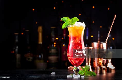 보드카 화이트 럼 오렌지 레몬 파인애플 주스 석류석 다크 바 카운터 배경 복사 공간을 곁들인 아루바 아리바 알코올 칵테일 음료 칵테일에 대한 스톡 사진 및 기타 이미지
