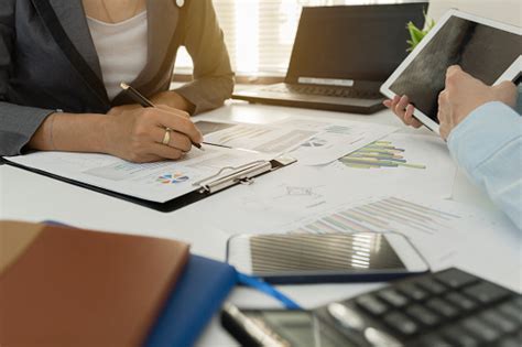 사무실 문서 그래프 데이터 테이블에서 디지털 태블릿의 스크린을만 지는 손가락으로 사업가 사업 비용 재무 관리자 작업 개념 금융 투자에 대 한 계산 가계에 대한 스톡 사진 및