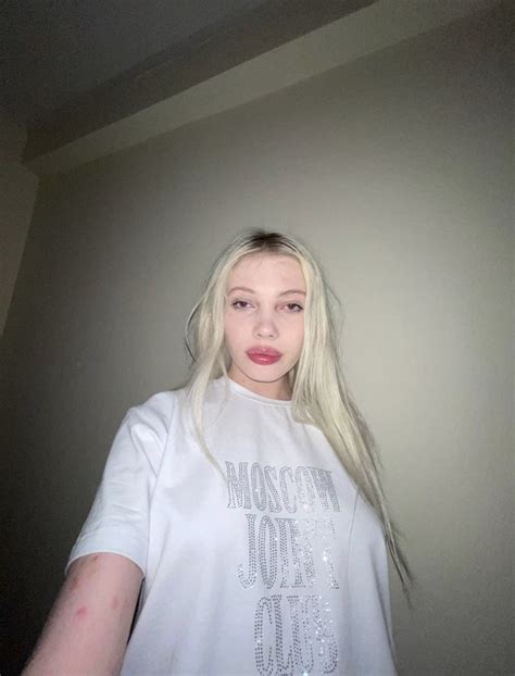 юля финесс Курящая девушка Стиль Гангста девушка