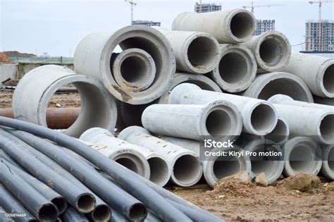 수리 하는 동안 건설 현장에서 수도관 또는 하수구의 건설을 위한 큰 검은 색 플라스틱 및 콘크리트 돌 시멘트 하수 배관 파이프