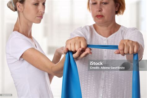고위 여자 척추 교정 지압 요법 다시 조정 하는 데입니다 Osteopathy 대체 의학 통증 릴리프 개념 물리 치료 부상 재활 치료 저항 밴드 2명에 대한 스톡 사진 및