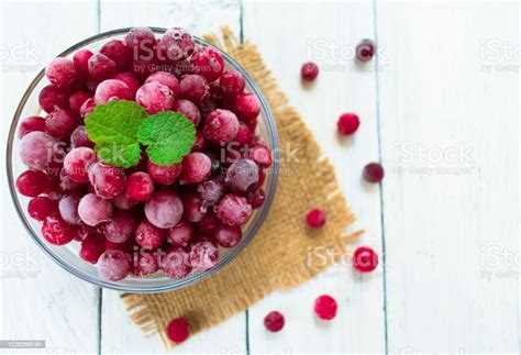 흰색 나무 배경에 접시에 냉동 크랜베리 플랫 레이 공간을 복사합니다 서리에 대한 스톡 사진 및 기타 이미지 서리 크랜베리 0명 Istock