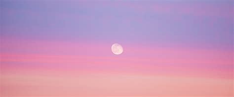 핑크 오렌지 라일락 색의 일몰 하늘과 중앙에 달이 있는 아름다운 배경 다채롭고 부드러운 새벽 하늘 그라데이션 일출의 자연 배경입니다 아침 천국 약간 흐린 저녁 분위기 경관에