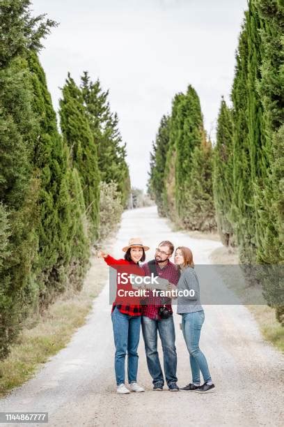 사이프러스 골목에 있는 지도와 행복 한 친구 토스카나와 이탈리아 여행 3 명에 대한 스톡 사진 및 기타 이미지 3 명 걷기 계곡 Istock