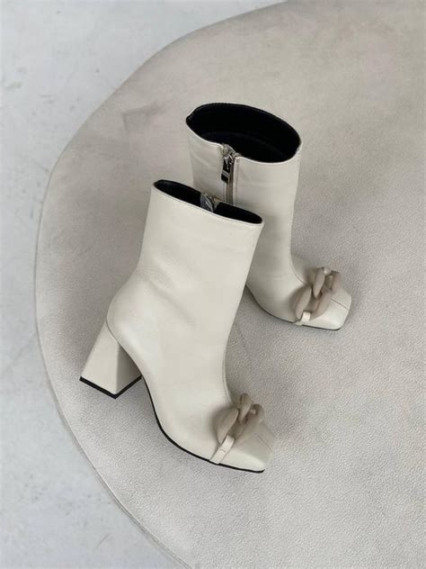 Ботильйони з натуральної шкіри ланцюга шкіряні черевички — ціна 2900 грн у каталозі Ботильйони