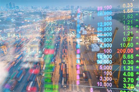 조선소에서 크레인 브리지가 작동하는 컨테이너 화물선 및 화물의 물류 및 운송의 주식시장 투자 및 재무 배경 개선에 대한 스톡 사진 및 기타 이미지 Istock