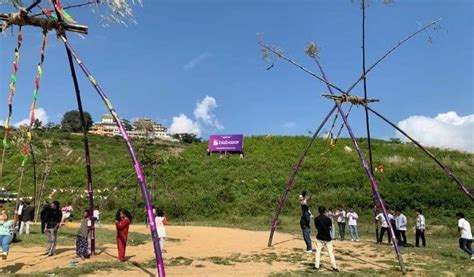 चाडपर्वको अवसरमा कीर्तिपुरको चोभारमा लोपोन्मुख लिङ्गे पिङ्ग बजार