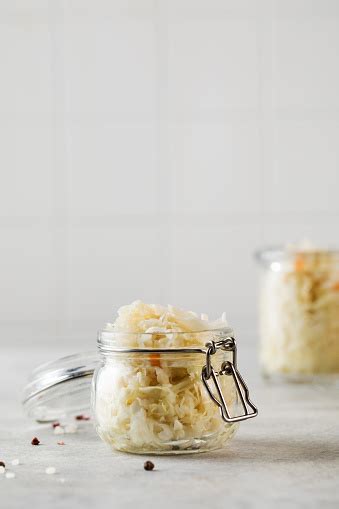 유리 항아리에 소금에 절인 양배추 야채의 발효 및 통조림 공간을 복사합니다 사우어크라우트에 대한 스톡 사진 및 기타 이미지 사우어크라우트 양념에 재기 절임 저장