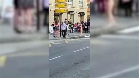 Sokak Ortas Nda Plak Katalog Ekimi Yapt Lar