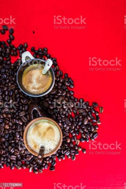 커피 한 잔 빨간 배경에 구운 커피 콩 상단보기 텍스트 복사 공간 커피 개념 커피 사진 닫기 0명에 대한 스톡 사진 및 기타