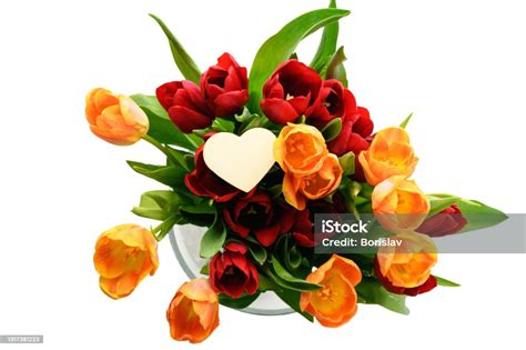 흰색 배경에 고립 된 작은 심장과 꽃병에 빨간색과 노란색 튤립의 꽃다발 봄과 여름 배경 어머니의 날 부활절 및 계절 휴가 0명에 대한 스톡 사진 및 기타 이미지 Istock