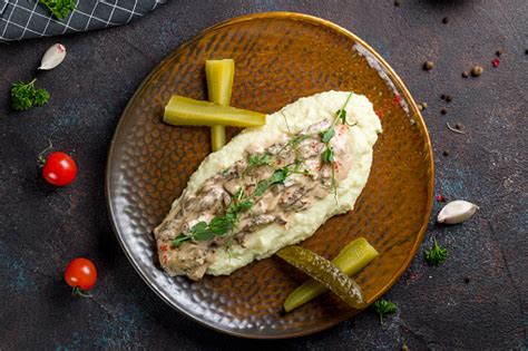 어두운 돌 테이블 꼭대기 전망에 쇠고기와 으깬 감자를 곁들인 스트로가노프 0명에 대한 스톡 사진 및 기타 이미지 0명 검은색 고기 Istock