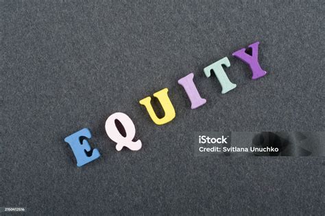 다채로운 Abc 알파벳 블록 나무 글자로 구성된 검은 보드 배경에 Equity 단어 광고 텍스트를 위한 복사 공간 영어 개념 학습 0명에 대한 스톡 사진 및 기타 이미지