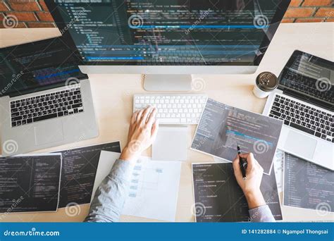 programmatore professionista dello sviluppatore che lavora una