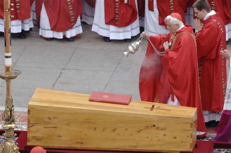 Un rosario y sus zapatos gastados: cuáles son todos los objetos que ...