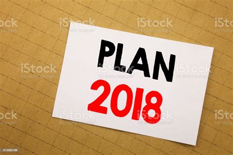 개념적 손을 보여주는 계획 2018 텍스트 캡션 영감을 쓰기 스티커 메모 노란색 배경에 계획 전략 행동 계획 작성에 대 한 비즈니스 개념 2018년에 대한 스톡 사진 및