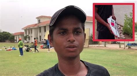 محمد رضوان نے پریکٹس کیلئے آنیوالے نوجوان کو اپنے جوتے گفٹ کردیے