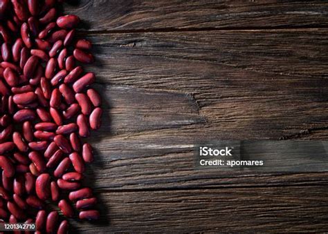 복사 공간이있는 나무 소박한 테이블에 신장 콩 또는 팥의 배경 클로즈업 이미지 빨강에 대한 스톡 사진 및 기타 이미지 빨강 작은 콩 콩과 Istock